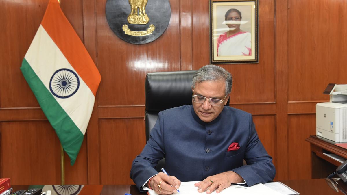 Gyanesh Kumar assumes charge as CEC – First Piper Gyanesh Kumar assumes charge as CEC – First Piper